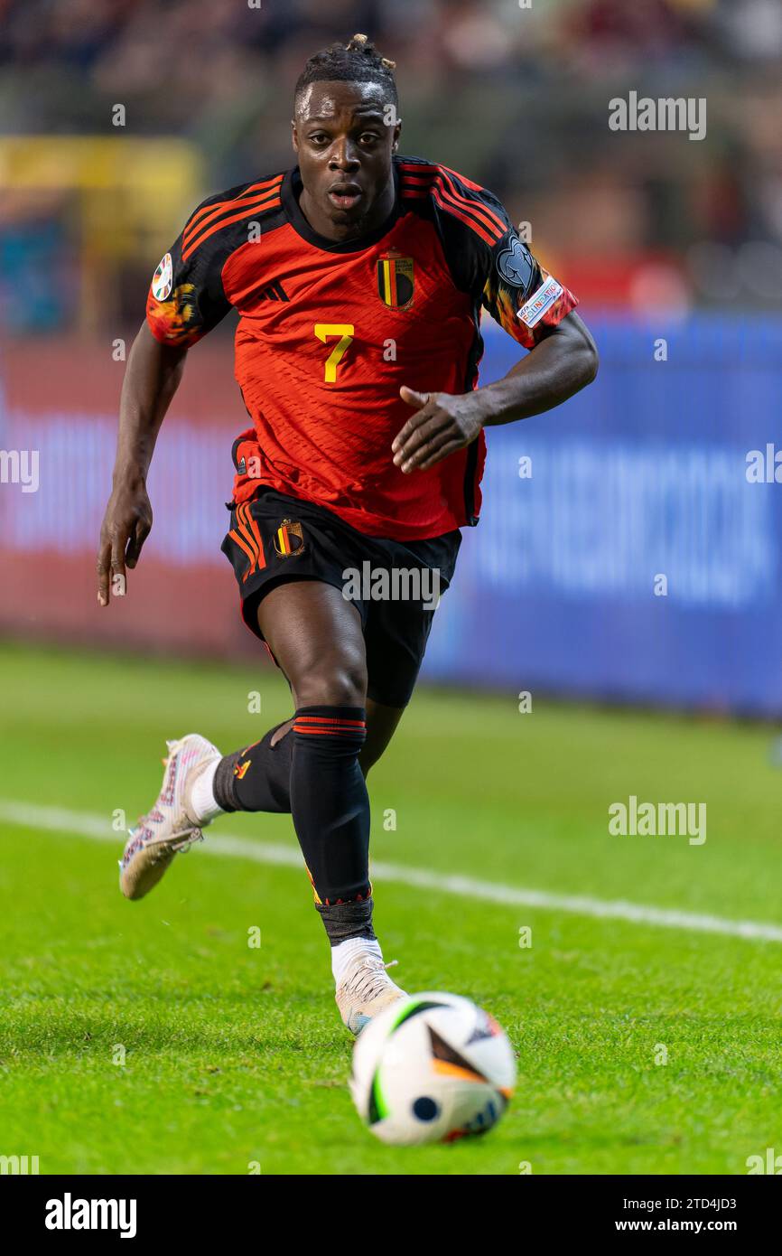 BRUXELLES, BELGIQUE - 19 NOVEMBRE : Jeremy Doku de Belgique court avec ...