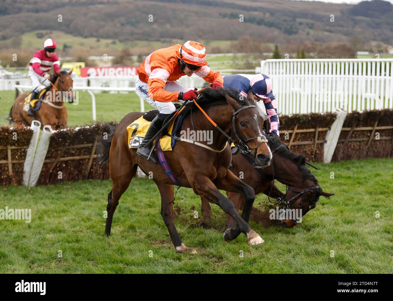 Un Bradan Feasa monté par Jack Bellamy (à gauche) remporte le JCB ...