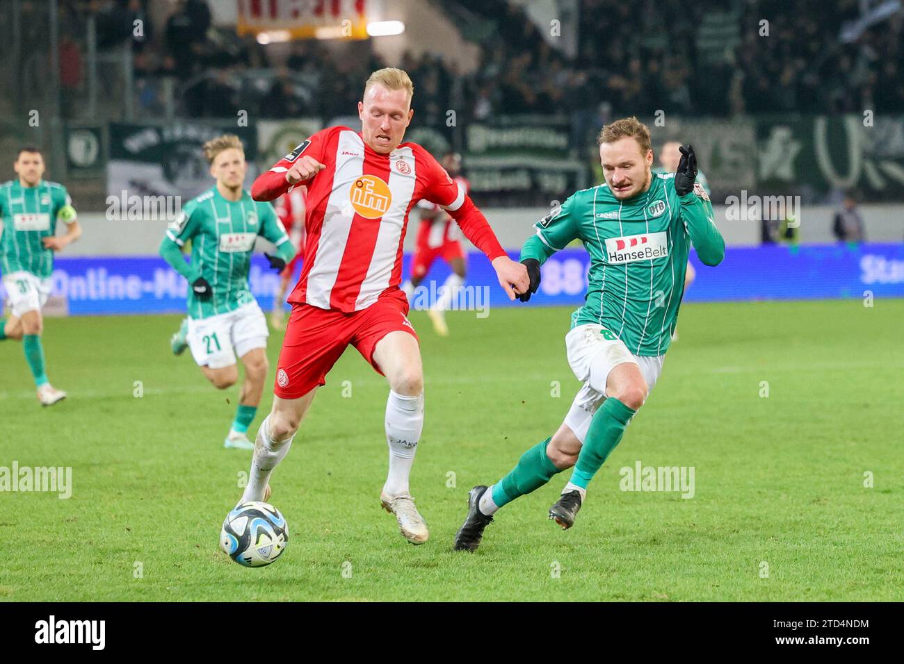 Ron Berlinski (RWE) im Laufduell mit Florian Egerer (Lübeck) Fußball ...