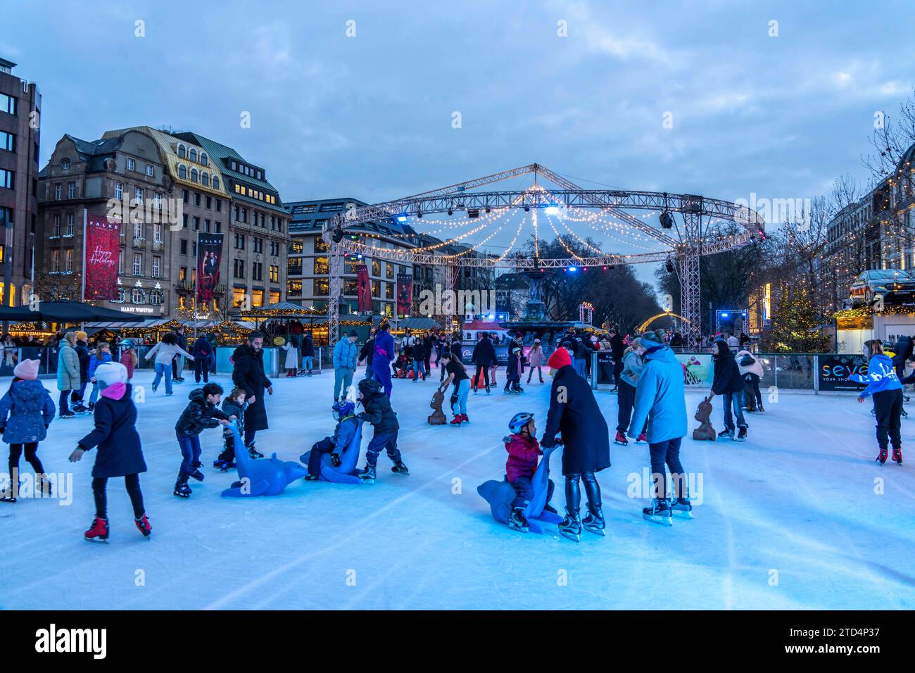 Eisbahn Kö on Ice, Am Nordende der Königsallee, Weihnachtsmarkt, t in ...
