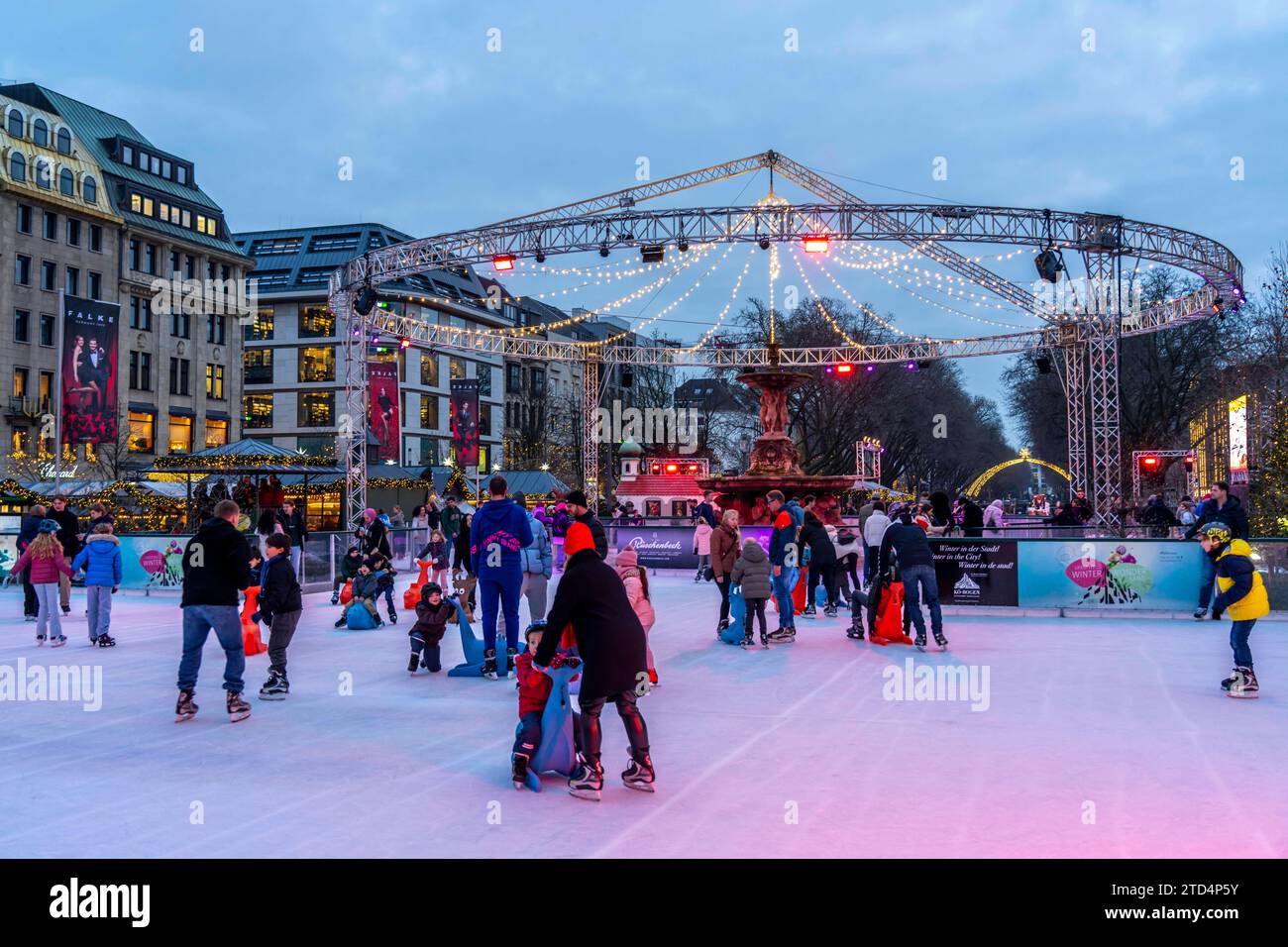 Eisbahn Kö on Ice, Am Nordende der Königsallee, Weihnachtsmarkt, t in ...
