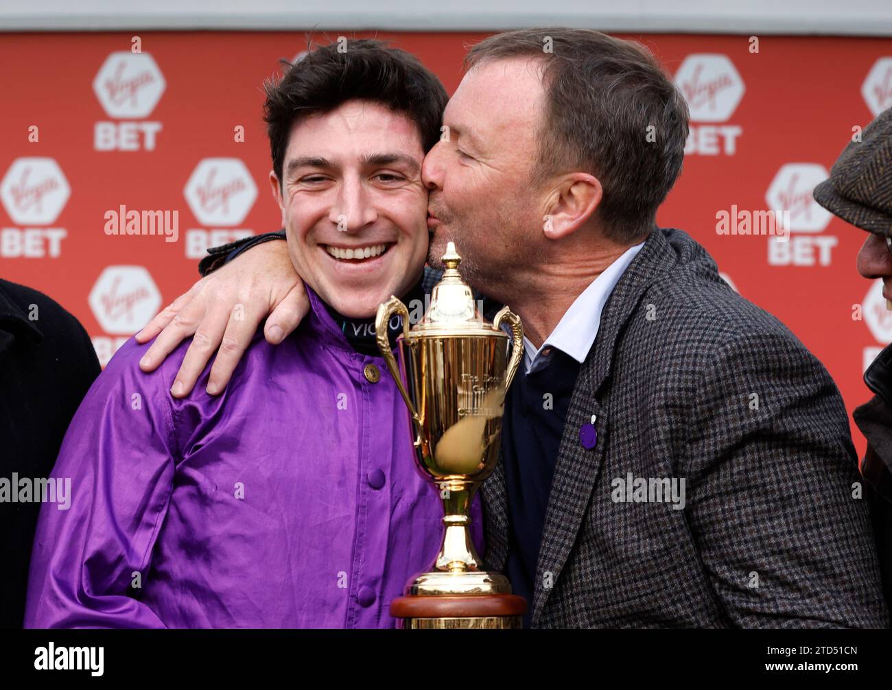 Gavin Sheehan (à gauche) célèbre avoir remporté la Virgin Bet December ...