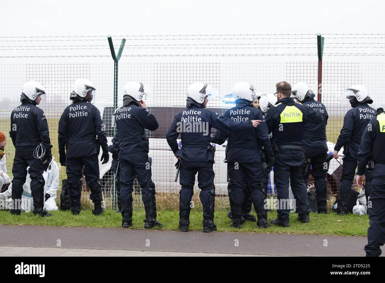 Manifestants et policiers photographiés lors d'un week-end d'action de ...