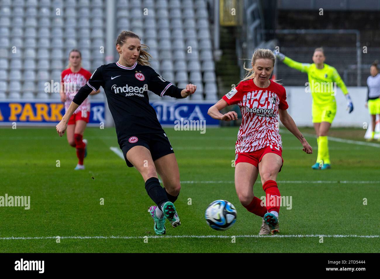 Judith Steinert (Eintracht Frankfurt, #13) klaert vor Lara Prasnikar ...