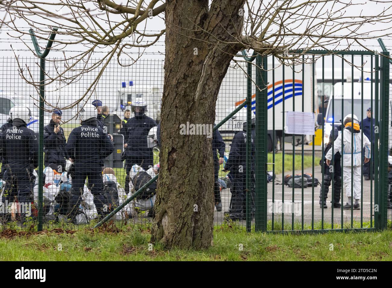 La police et les manifestants photographiés lors d'un week-end d'action ...