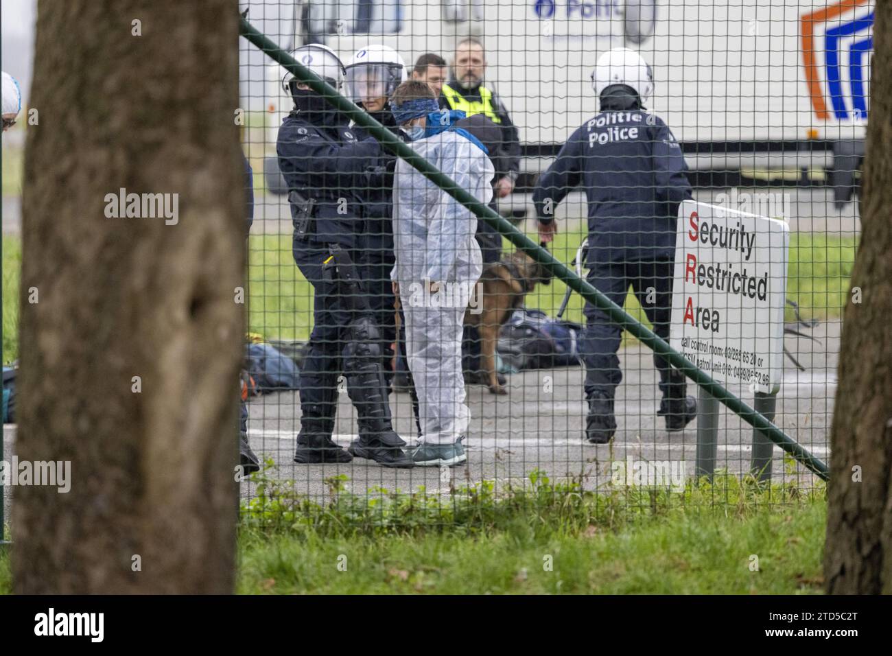 La police et les manifestants photographiés lors d'un week-end d'action ...