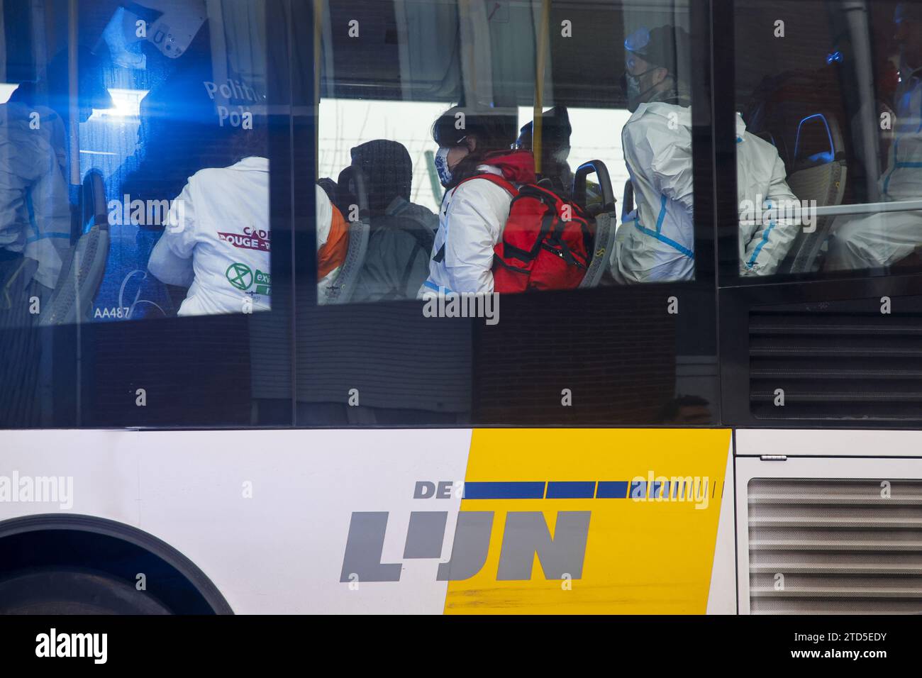 La police et les manifestants photographiés lors d'un week-end d'action ...