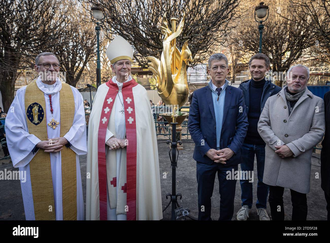Mgr Laurent Ulrich (2L) de Paris et Mgr Olivier Ribadeau Dumas (1L ...