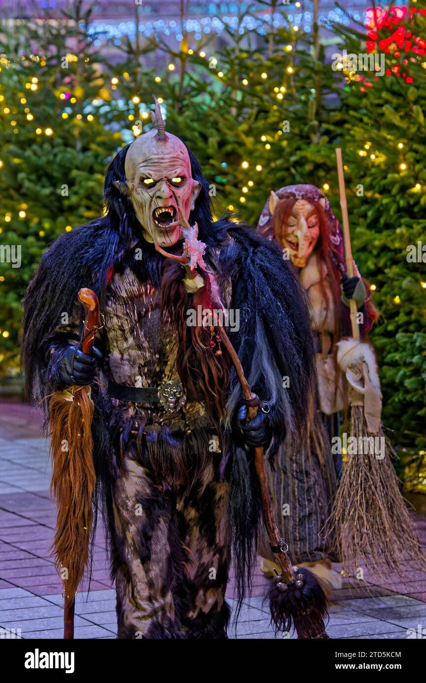 Bestien und Hexen am Flughafen à München. Der Perchtenlauf von den ...