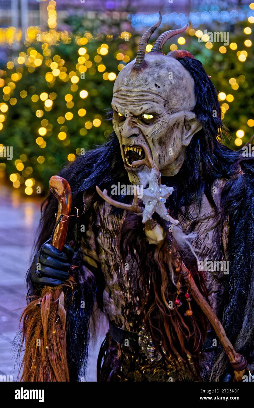 Bestien und Hexen am Flughafen à München. Der Perchtenlauf von den ...