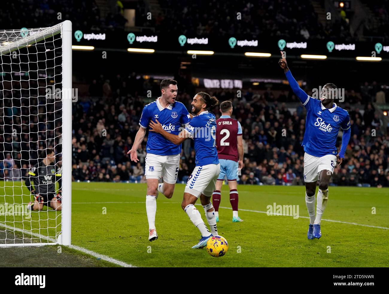 Michael Keane d'Everton (à gauche) célèbre avoir marqué son deuxième ...