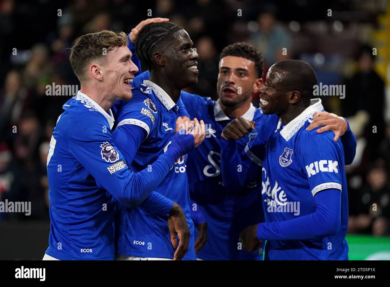 Amadou Onana d'Everton (deuxième à gauche) célèbre avoir marqué le but d'ouverture avec ses ...