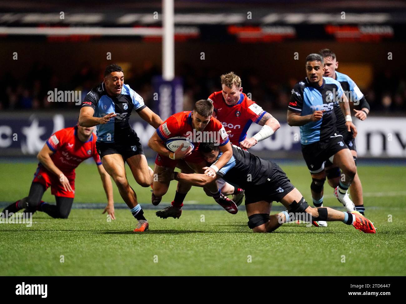 Cameron Redpath de Bath Rugby est affronté par Mackenzie Martin de ...