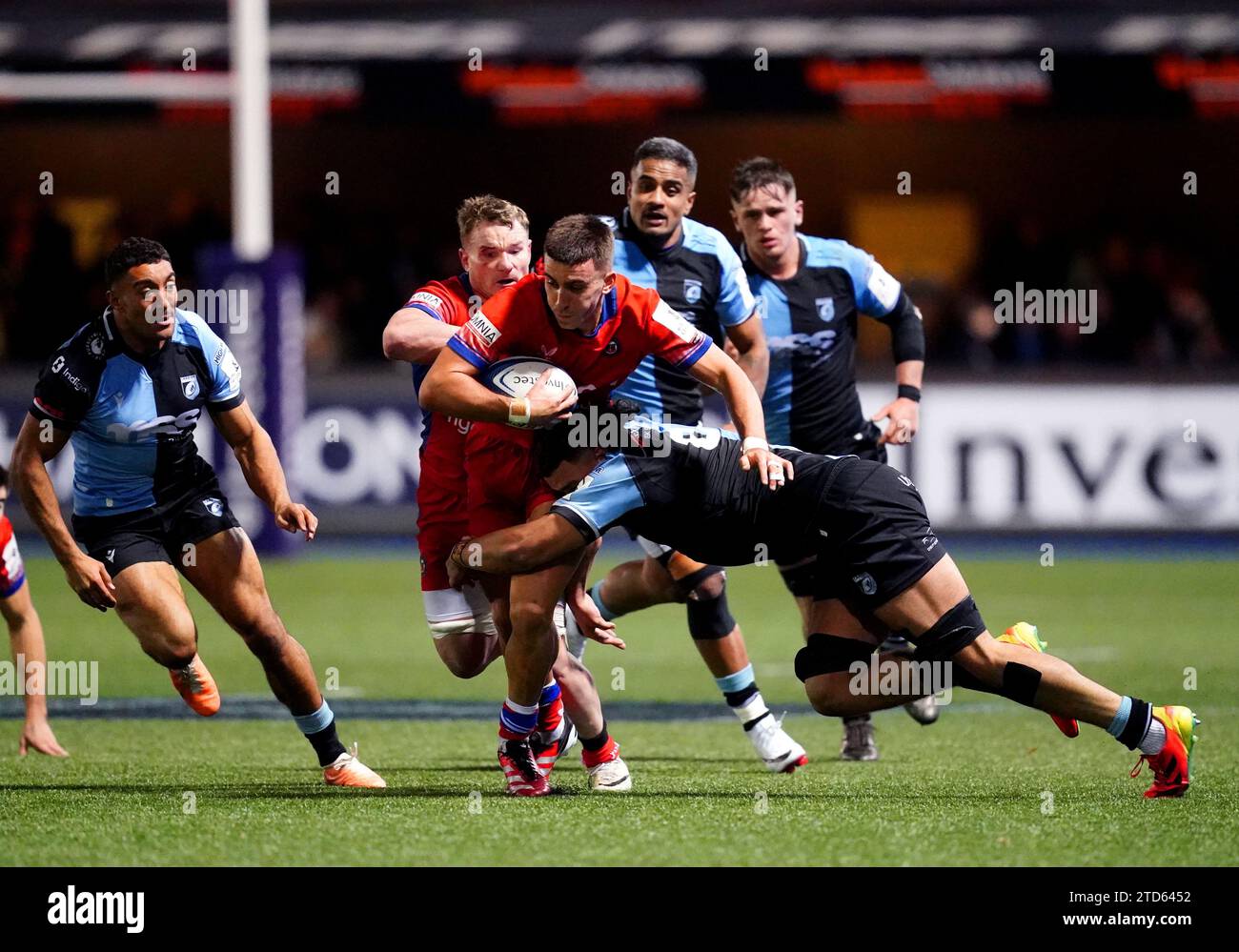 Cameron Redpath de Bath Rugby est affronté par Mackenzie Martin de ...