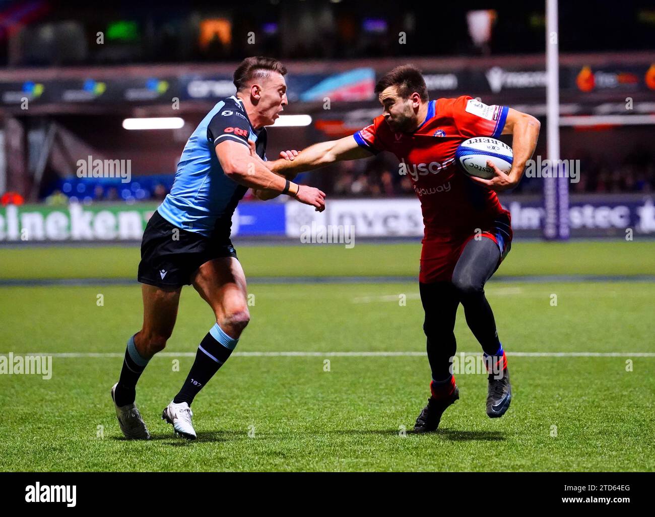 Le Will Muir de Bath Rugby est affronté par Josh Adams de Cardiff Rugby ...
