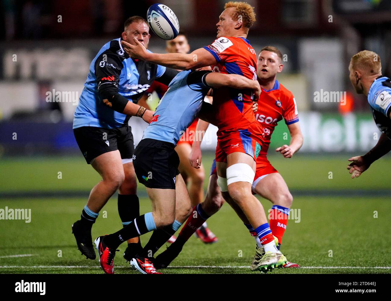 Miles Reid de Bath Rugby (à droite) est affronté par Tomos Williams de ...