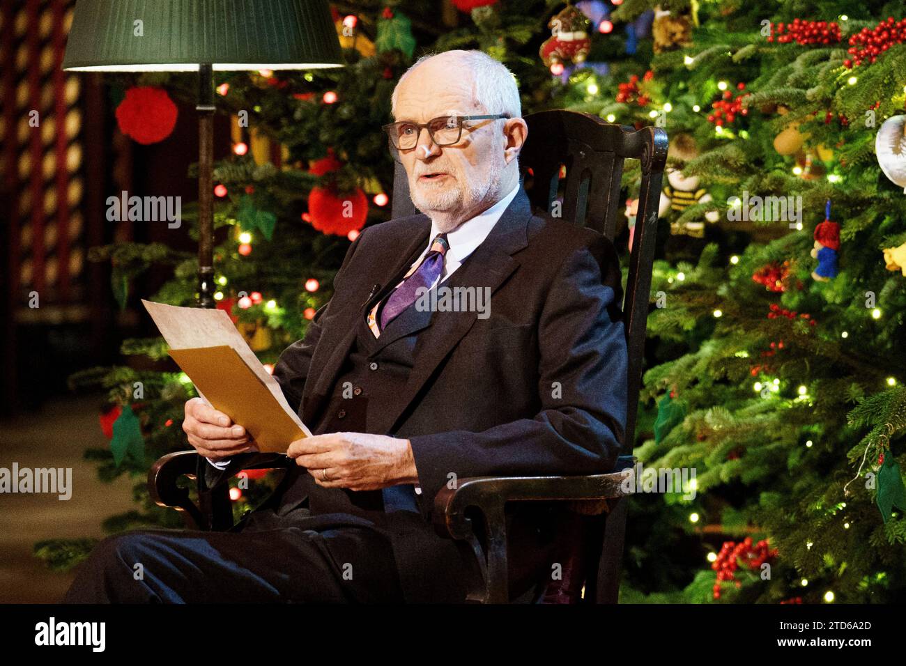 Jim Broadbent lit un extrait des lettres du Père Noël de John Ronald ...