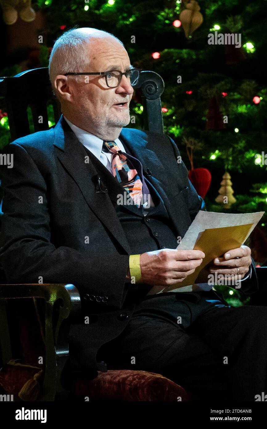 Jim Broadbent lit un extrait des lettres du Père Noël de John Ronald ...