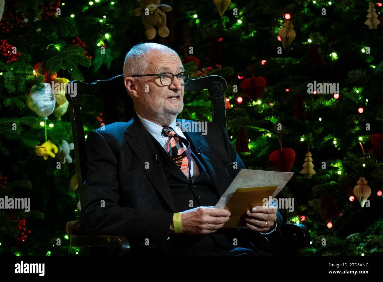 Jim Broadbent lit un extrait des lettres du Père Noël de John Ronald ...