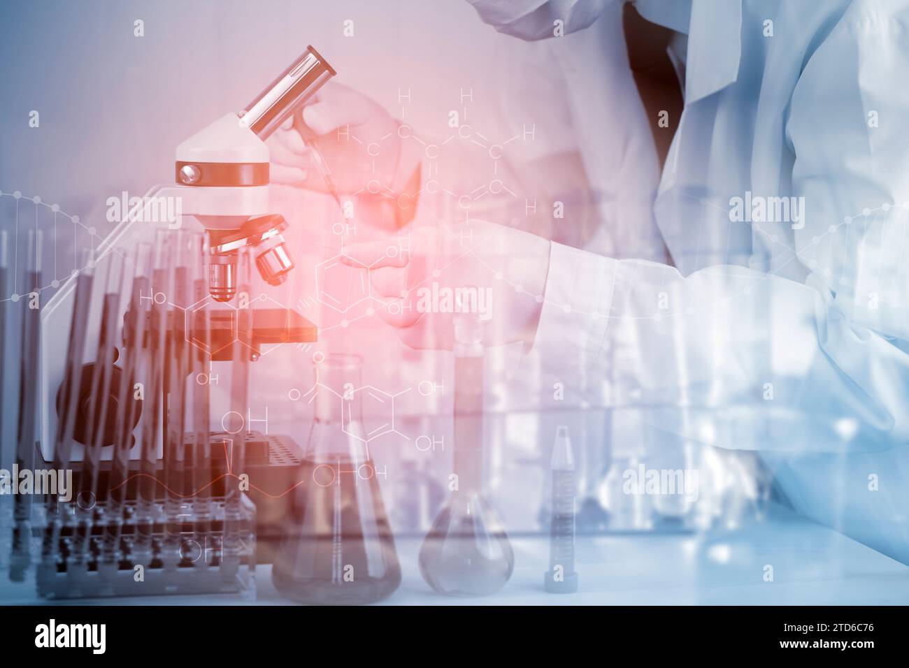 Scientifique de recherche biochimique travaillant avec un microscope ...