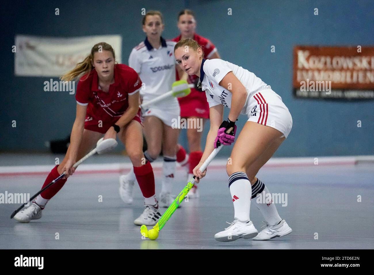 v.li. : Ines Wanner (TSVMH, 11), Saskia WÜLFING (MHC, 12) Am ball ...