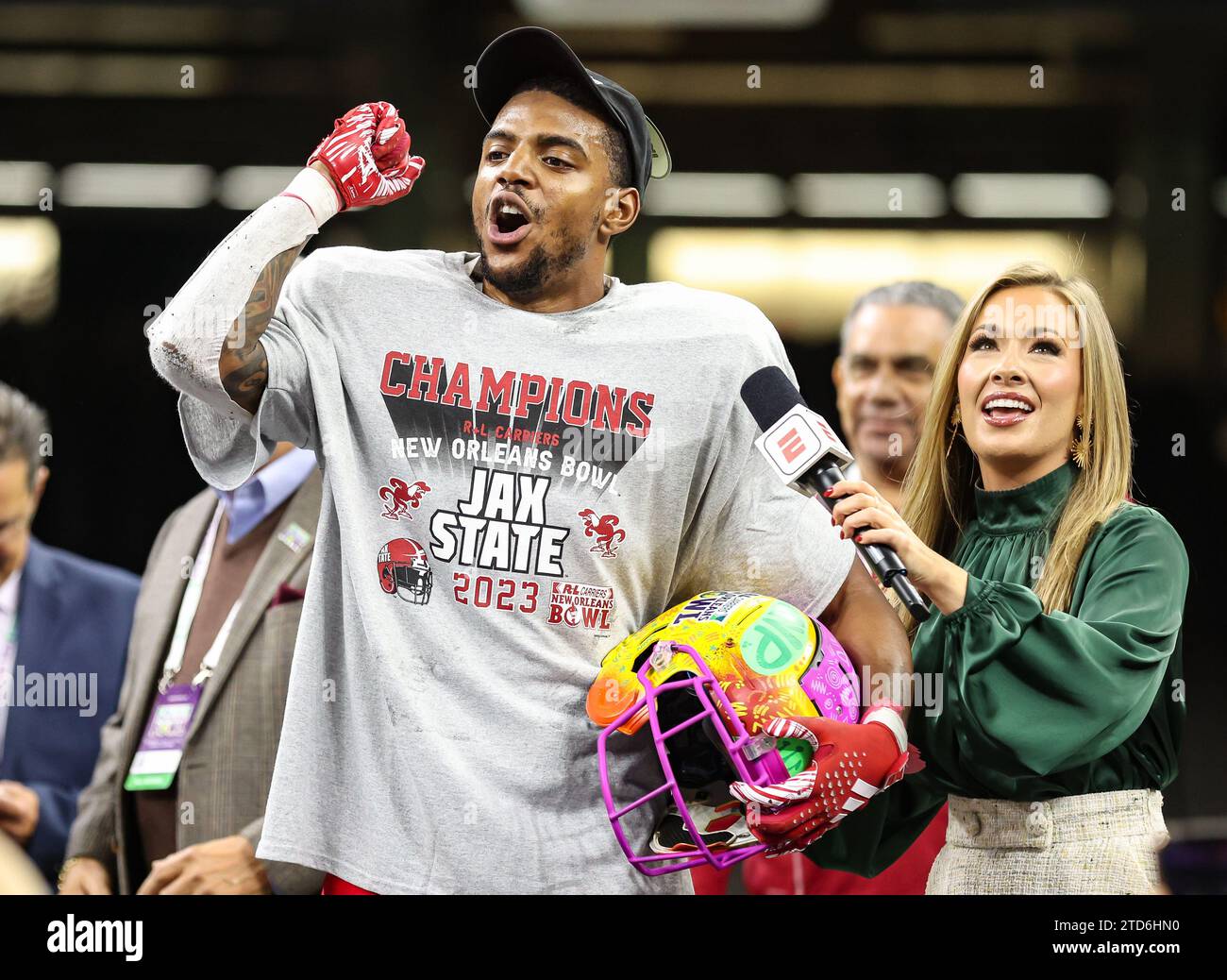 16 décembre 2023 : Ron Wiggins (26) de JAX State détient le casque MVP ...