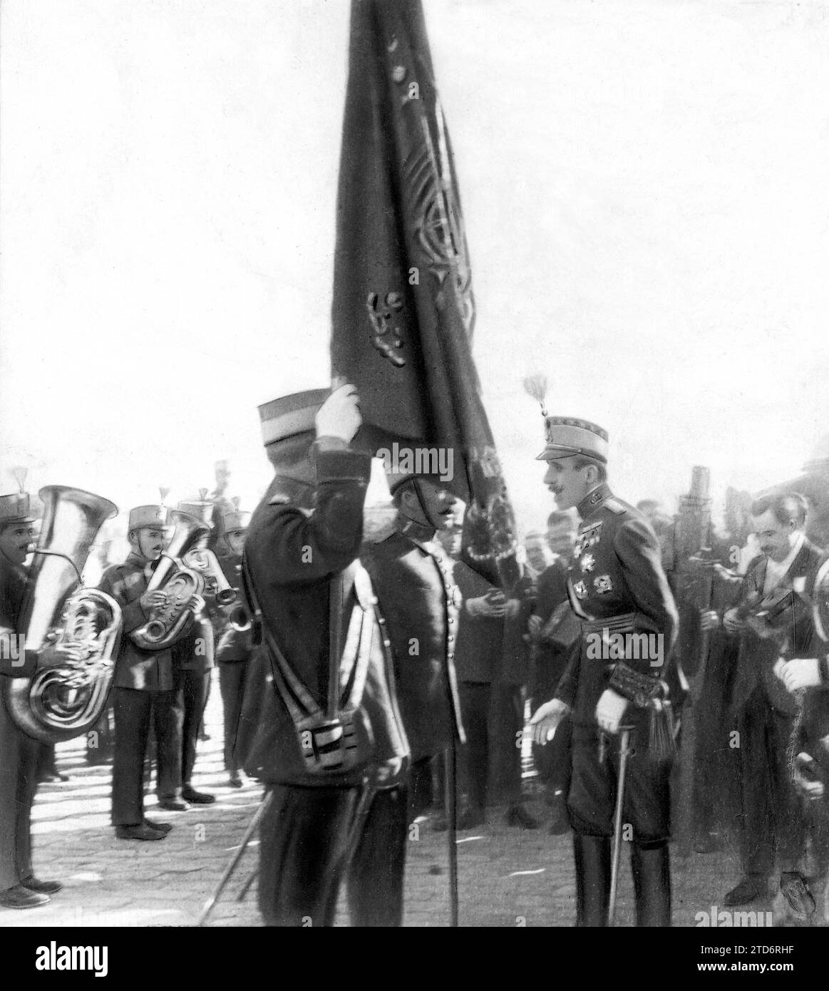 12/19/1922. Almería - Solennité militairesa majesté le Roi (X) imposant ...