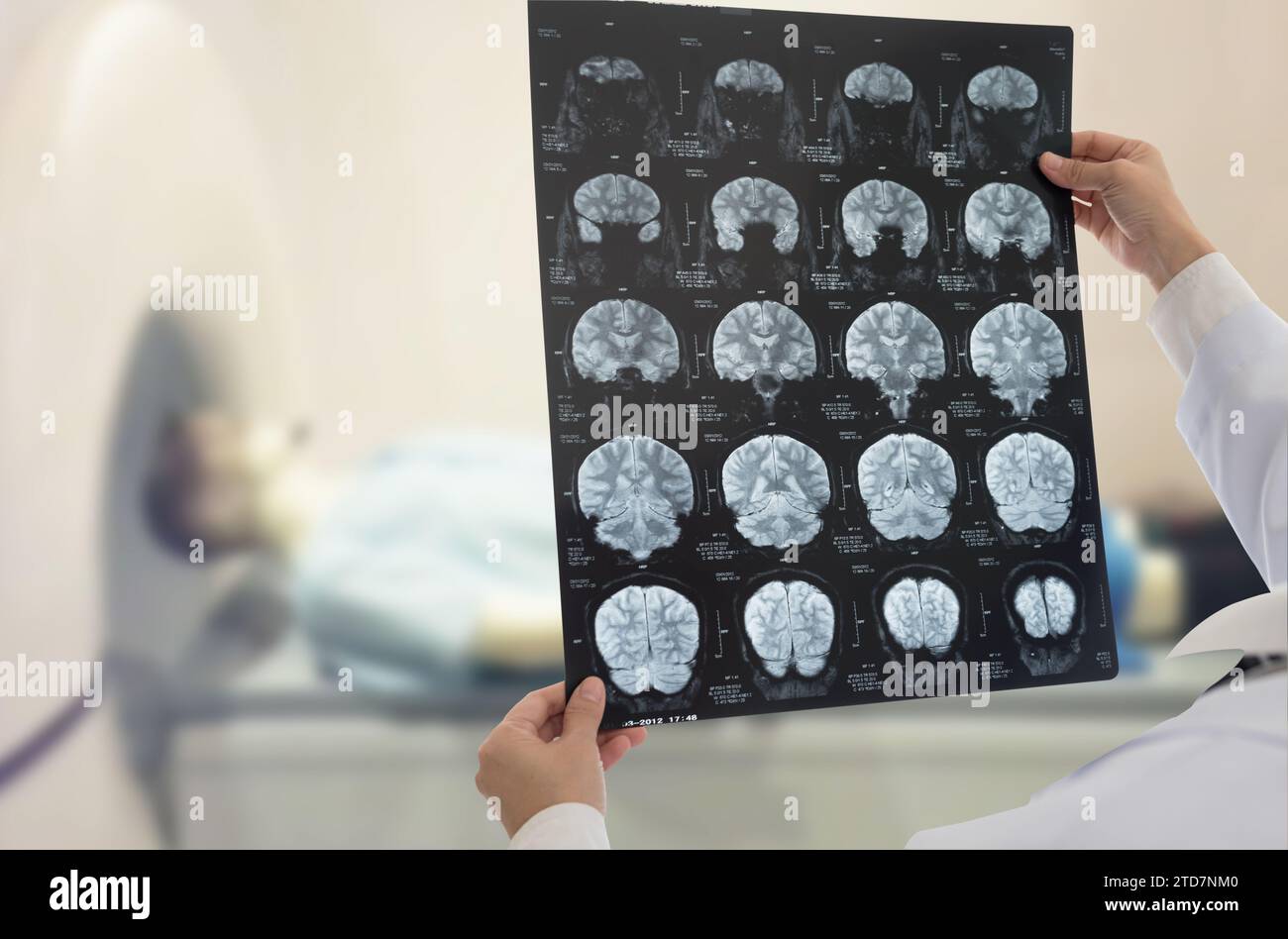 Médecin examiner le film radiographie du cerveau par irm du patient ...