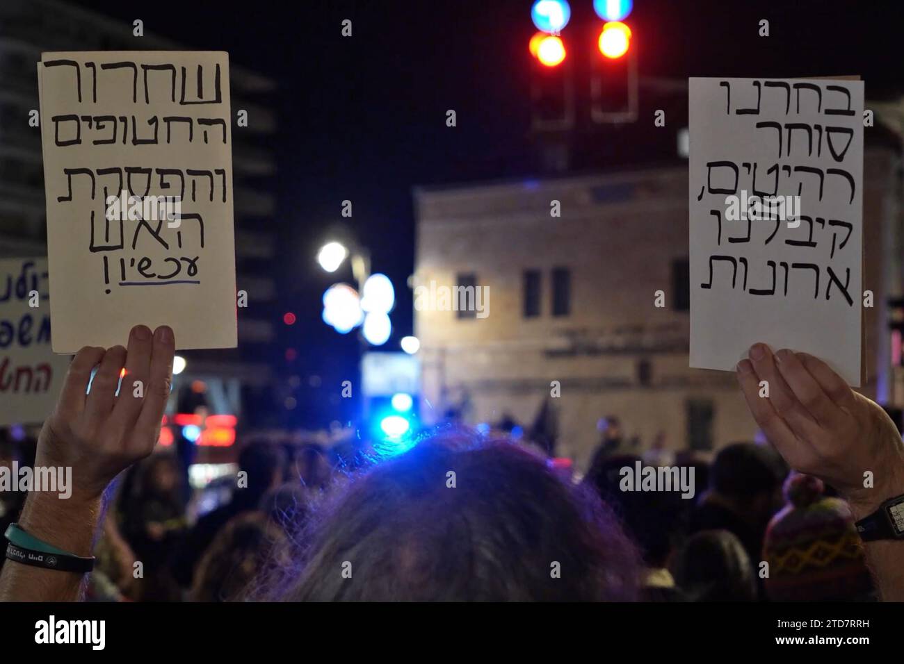 Un manifestant tient une pancarte qui dit "libérer les otages. cessez ...