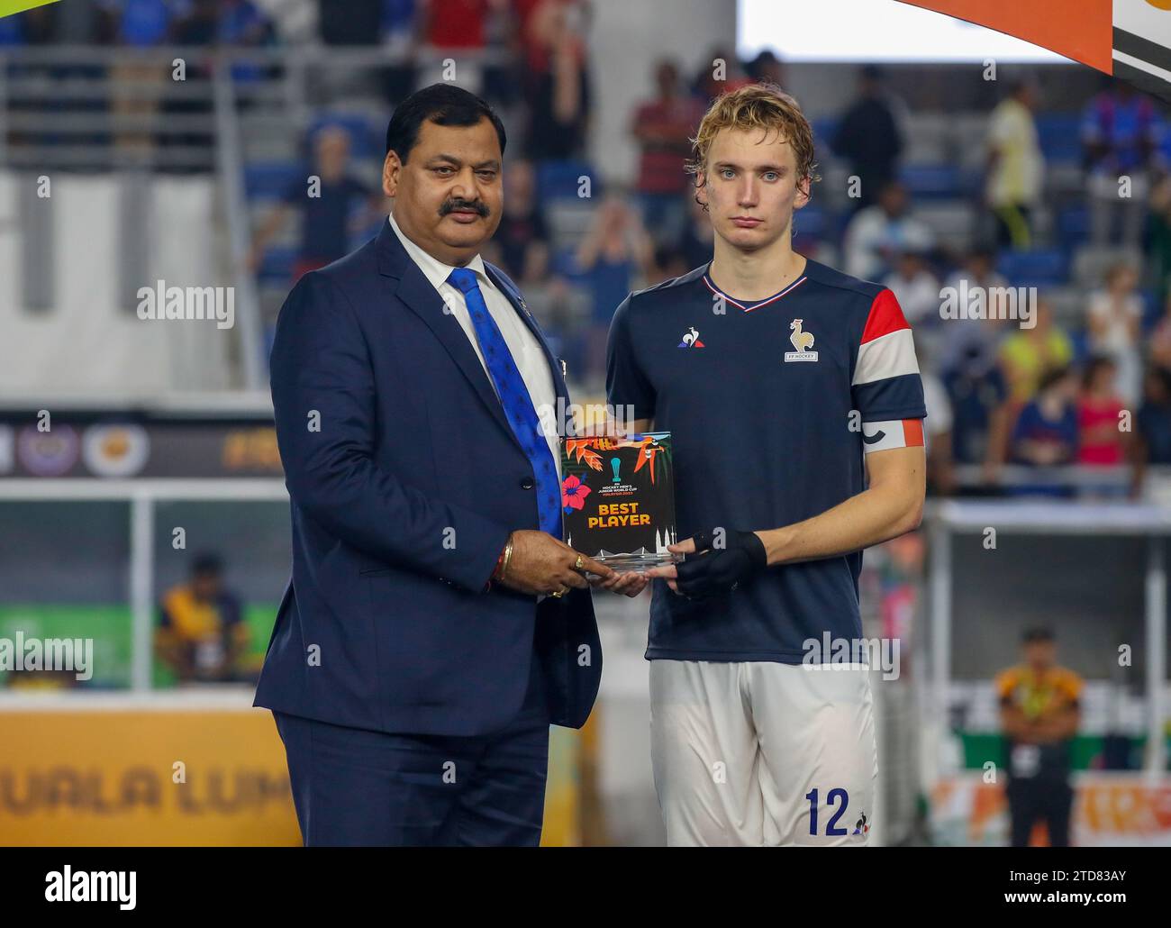Xavier Gaspard, de France (à droite), remporte le prix du meilleur joueur lors du match final de ...
