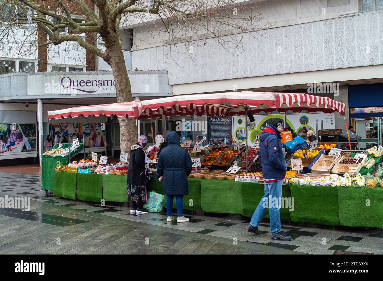 Slough, Berkshire, Royaume-Uni. 16 décembre 2023. Un étal de fruits et ...