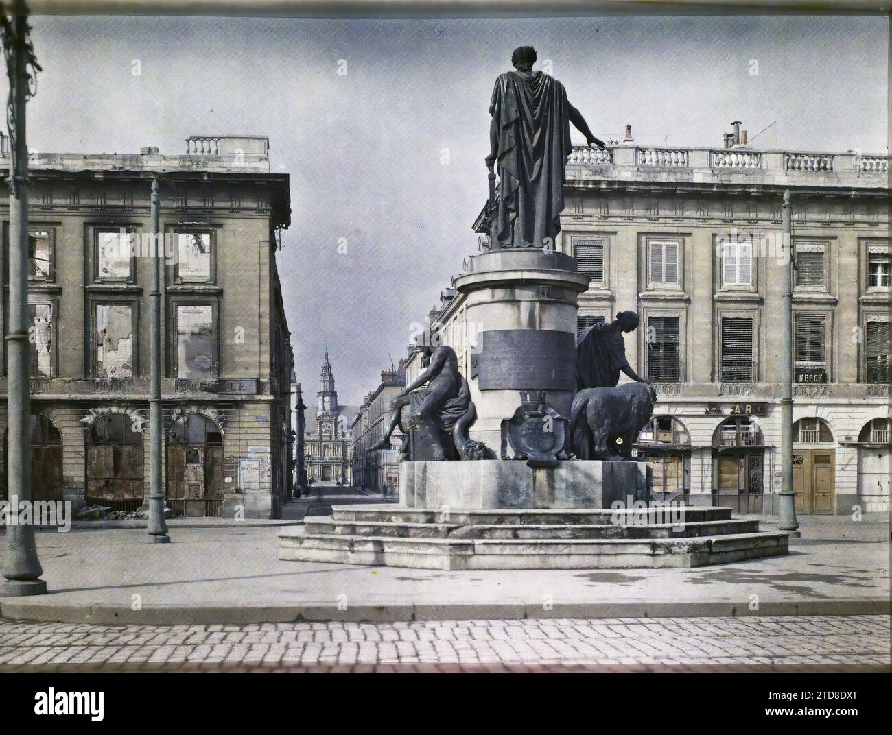 Reims, Marne, Champagne, France la place Royale en ruines avec la ...