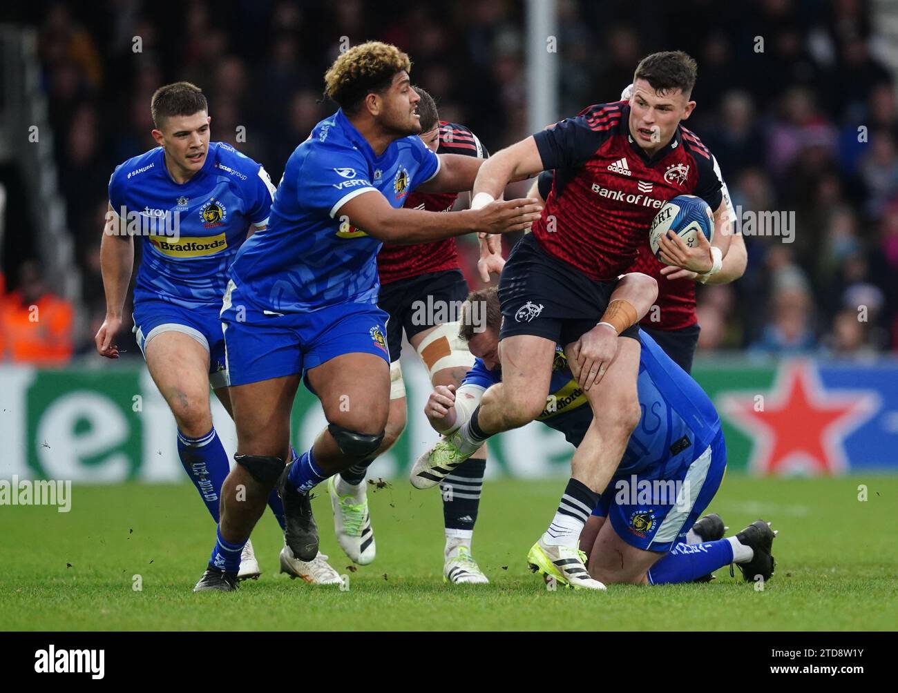 Calvin Nash de Munster est attaqué par Ehren Painter d'Exeter lors du ...