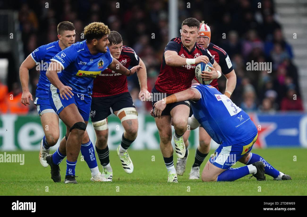 Calvin Nash de Munster est attaqué par Ehren Painter d'Exeter lors du ...