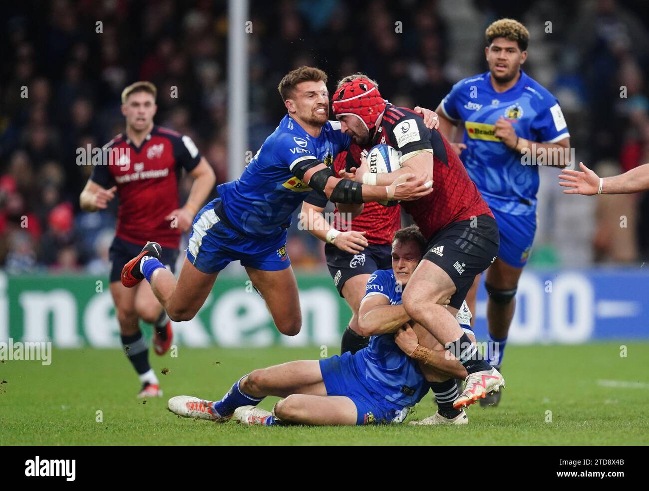 Josh Hodnett de Munster est affronté par Tom Wyatt et Henry Slade d ...