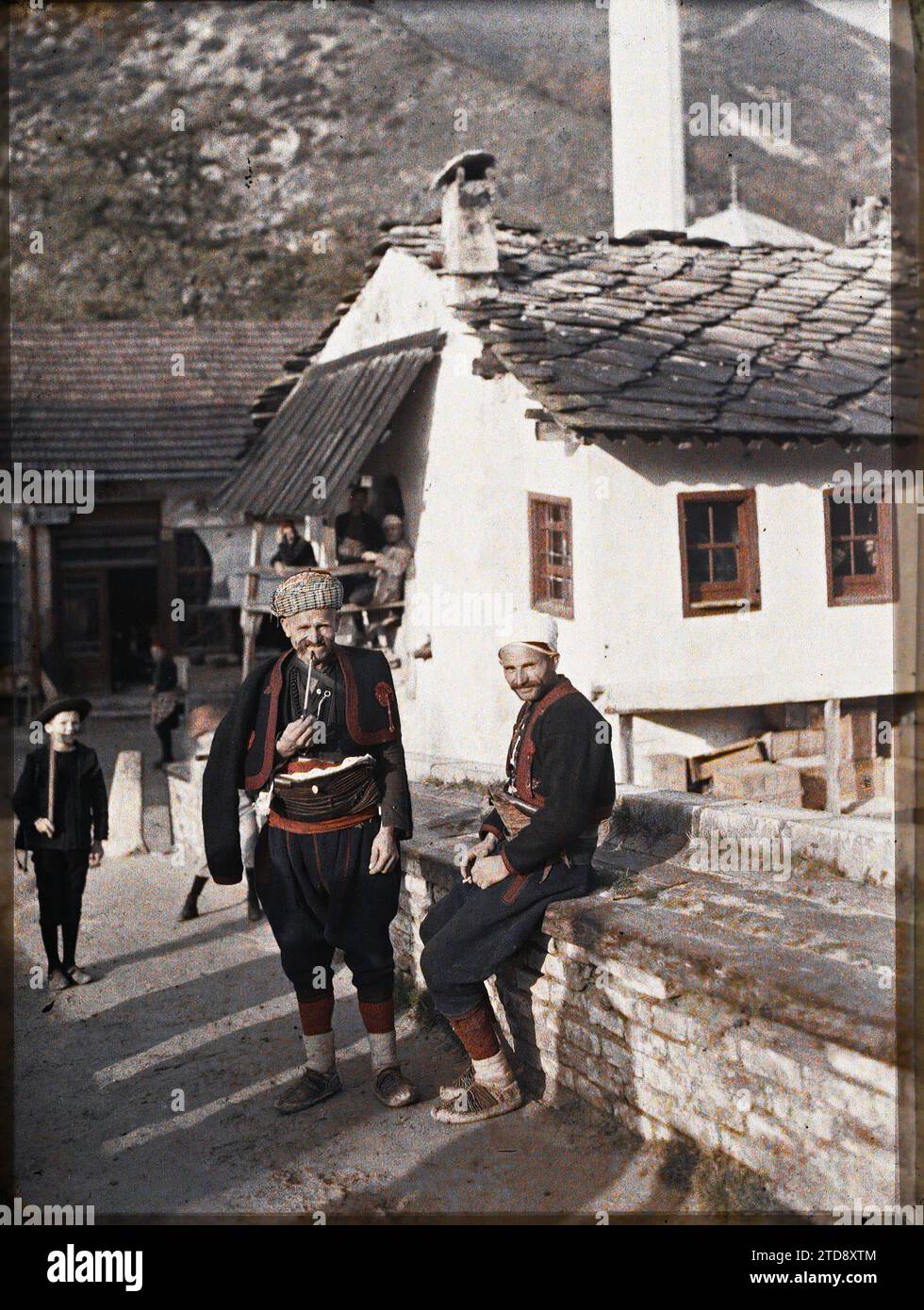 Konjic, Bosnie-Herzégovine Un café sur le bord du pont : toit en pierre ...