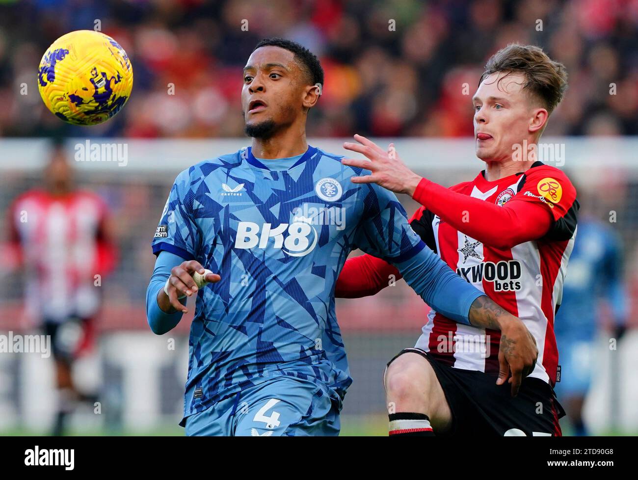 Ezri Konsa d'Aston Villa (à gauche) et Keane Lewis-Potter de Brentford ...