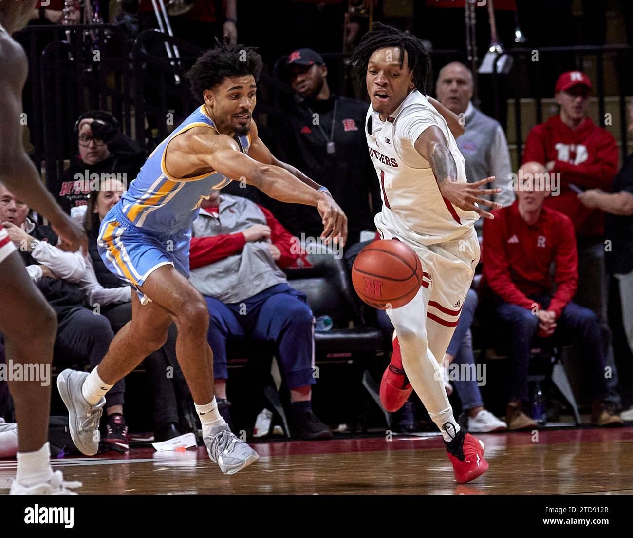 Rutgers Scarlet Knights garde Jamichael Davis (1 ans) et long Island ...