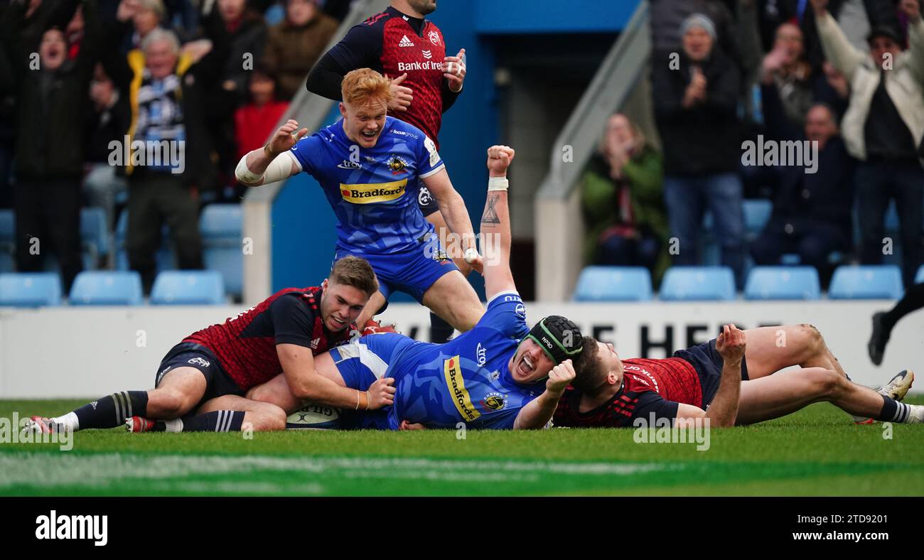 Exeters Jack Dunne (au centre) célèbre avoir marqué un essai lors du ...
