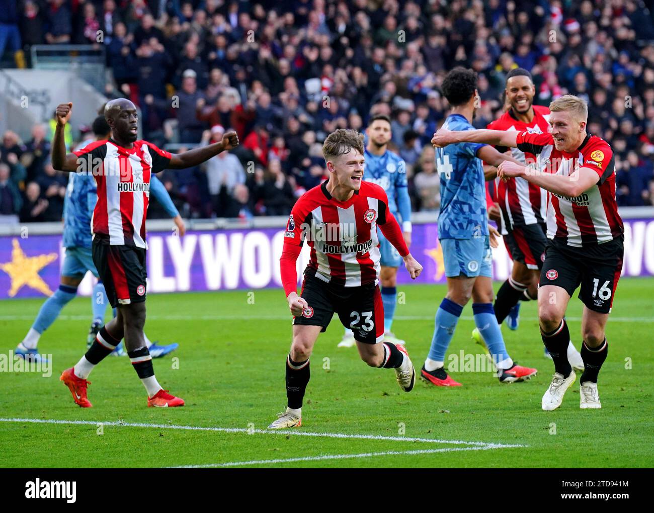 Keane Lewis-Potter de Brentford (au centre) célèbre avoir marqué le ...