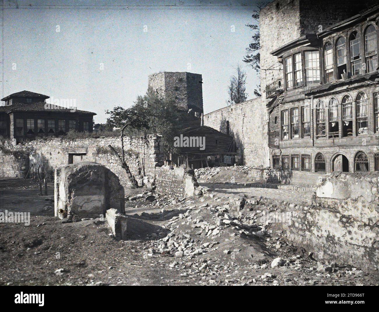 Constantinople (Istanbul actuelle), Turquie Maisons en bois près du mur ...