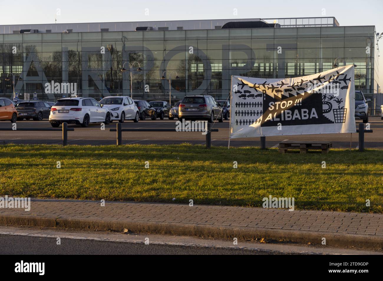 Liège, Belgique. 17 décembre 2023. L'illustration montre une marche le ...