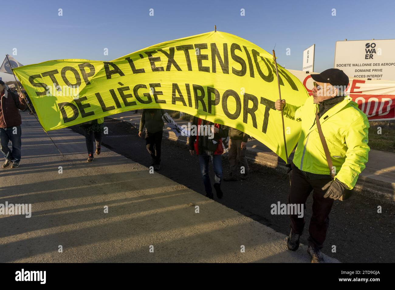 Liège, Belgique. 17 décembre 2023. L'illustration montre une marche le ...