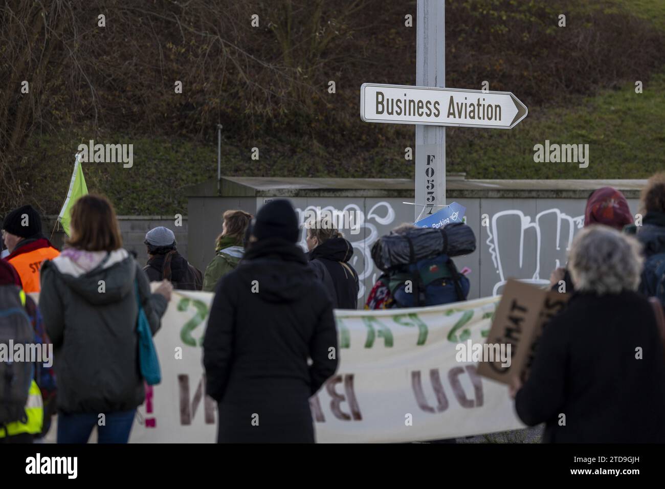 Liège, Belgique. 17 décembre 2023. L'illustration montre une marche le ...