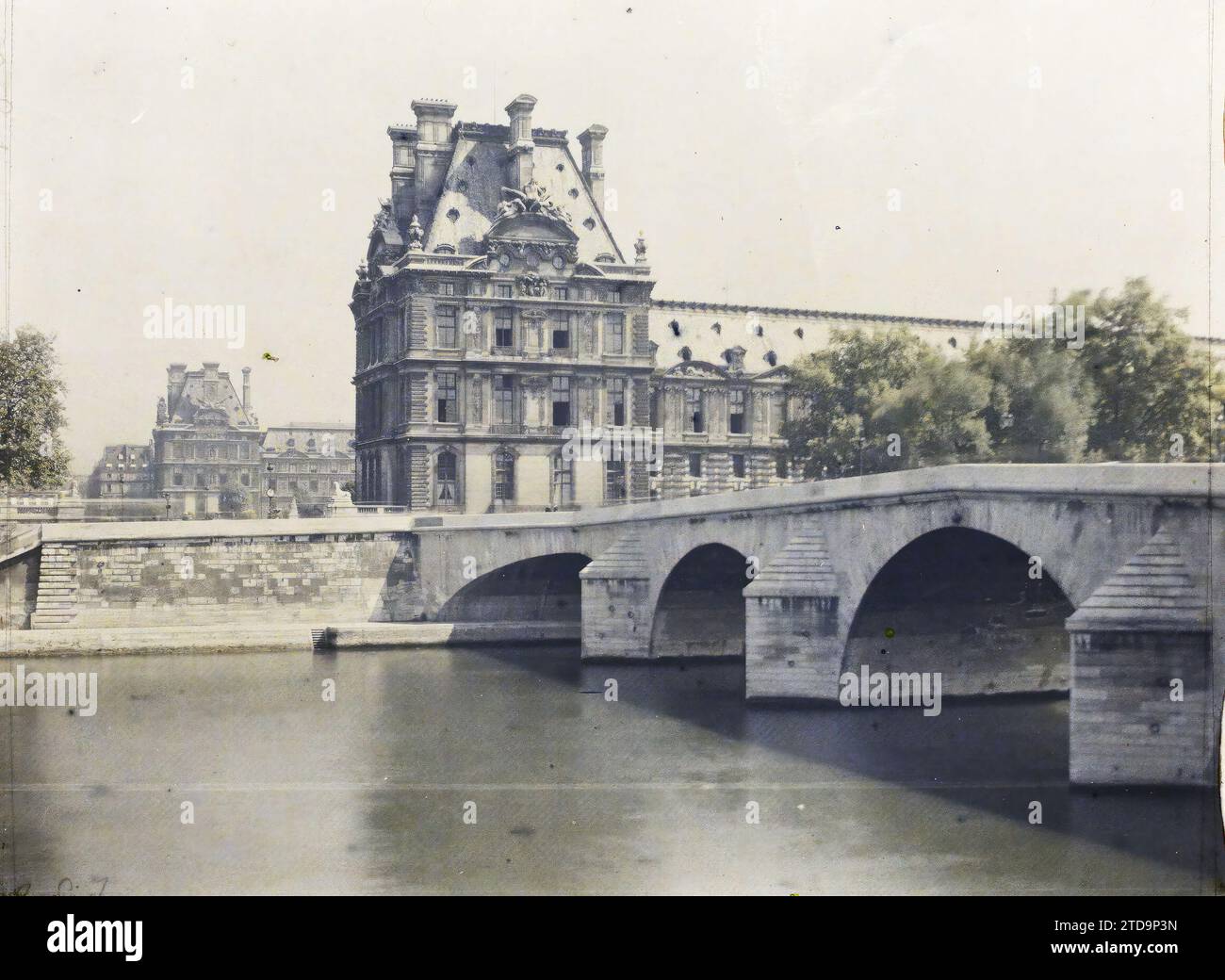 Paris (1e arr.), France le Pont Royal et le Louvre, Habitat ...