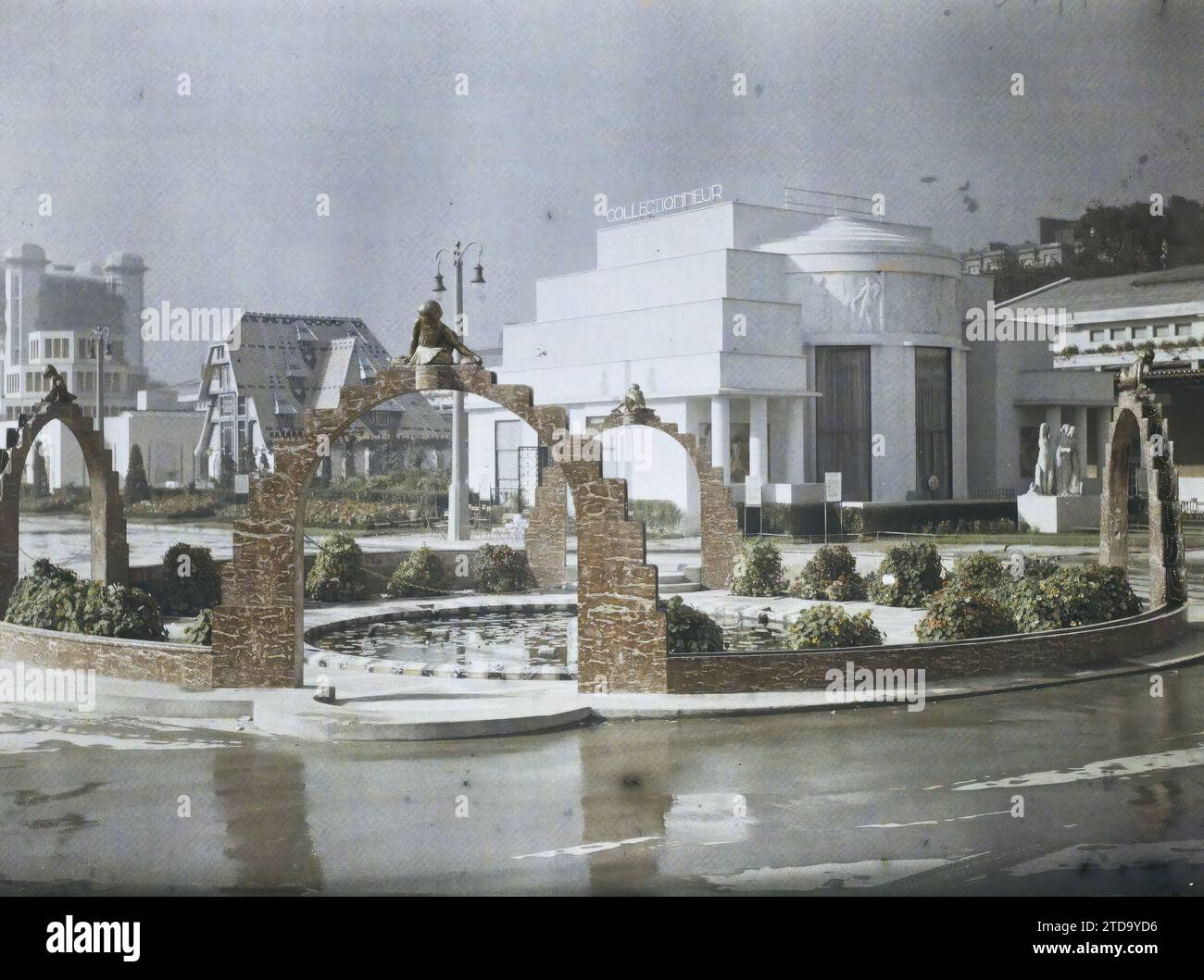 Paris (7e arr.), Paris l'exposition des arts décoratifs, le jardin Laprade, devant le pavillon ...