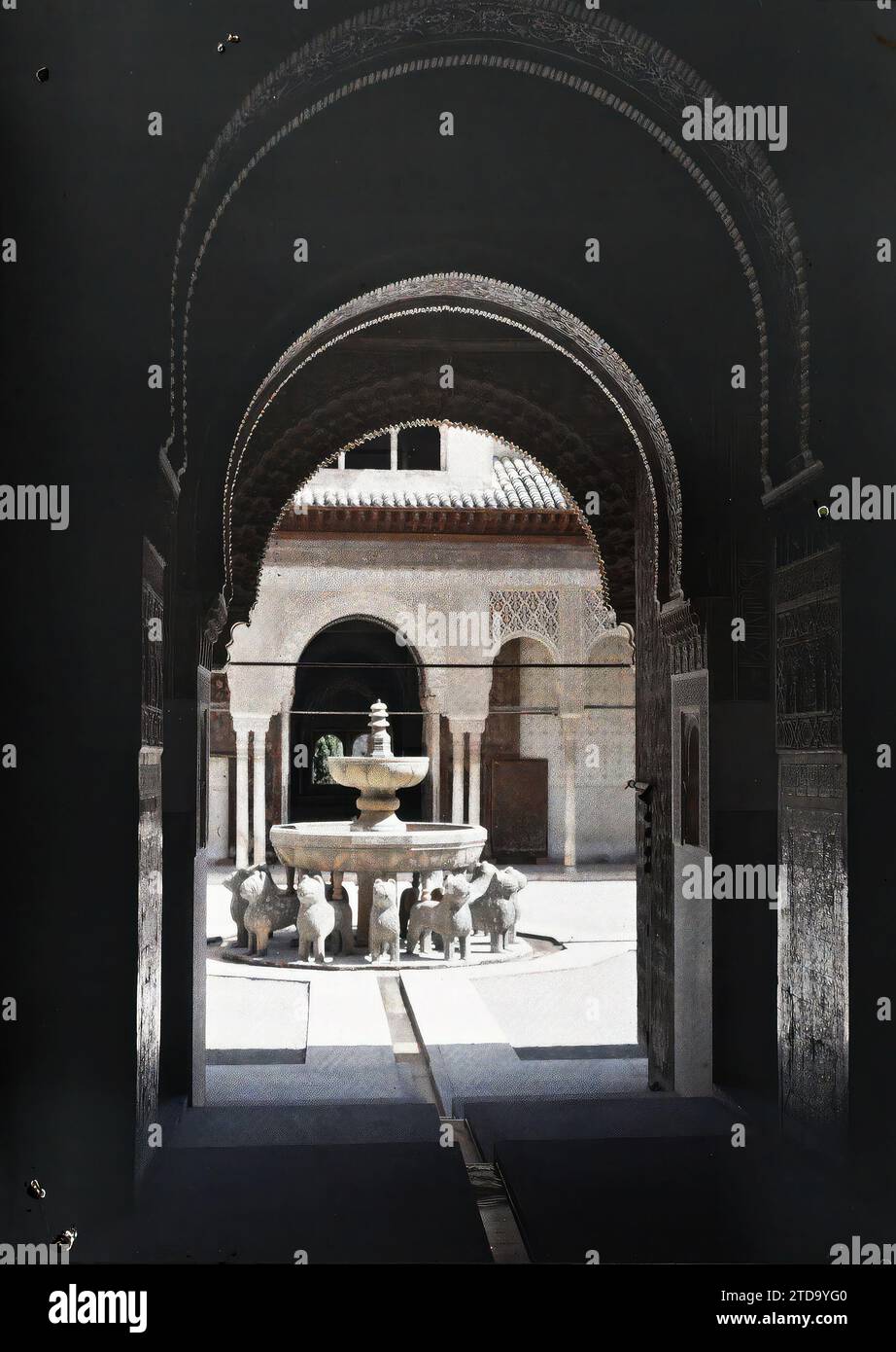 Grenade, Espagne Alhambra : la fontaine de la Cour des Lions dans les ...