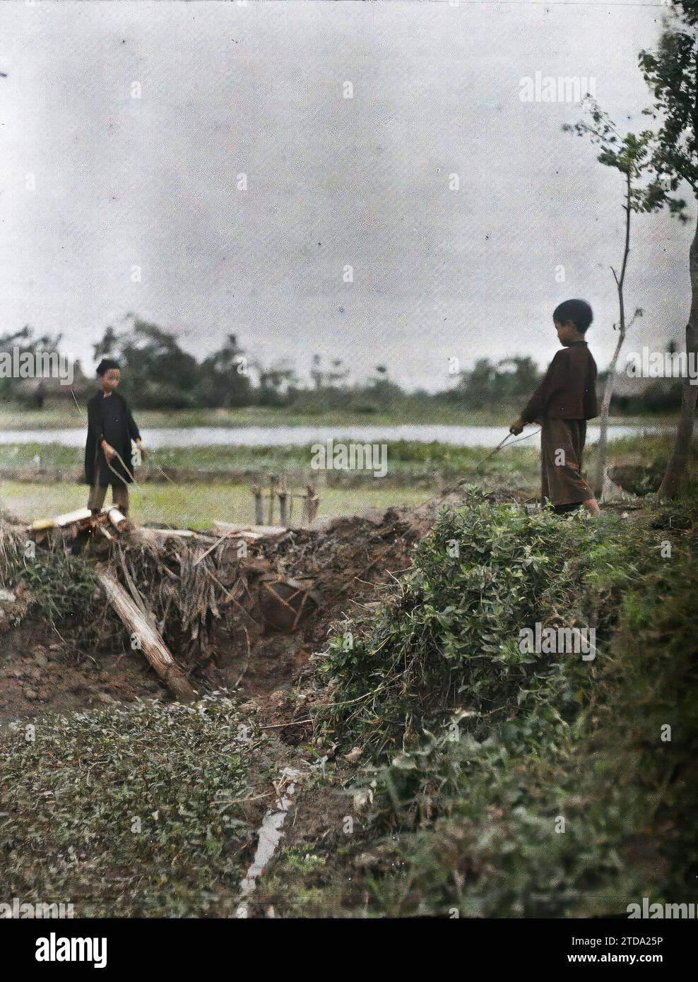 Tonkin, Indochine enfants utilisant un seau avec des cordes, système d ...