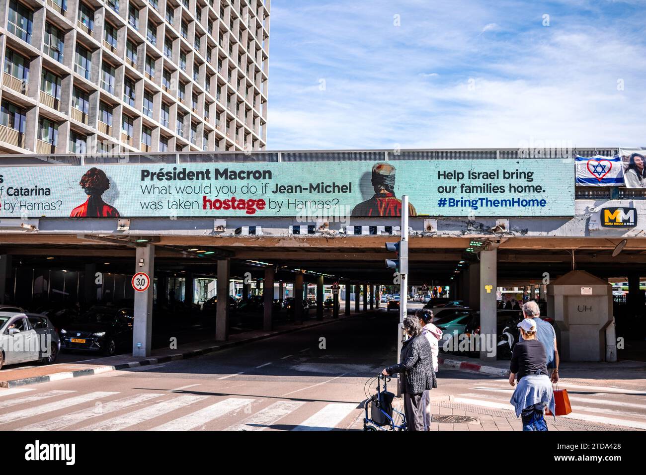 Tel Aviv, Israël - 16 décembre 2023 des affiches représentant le visage ...