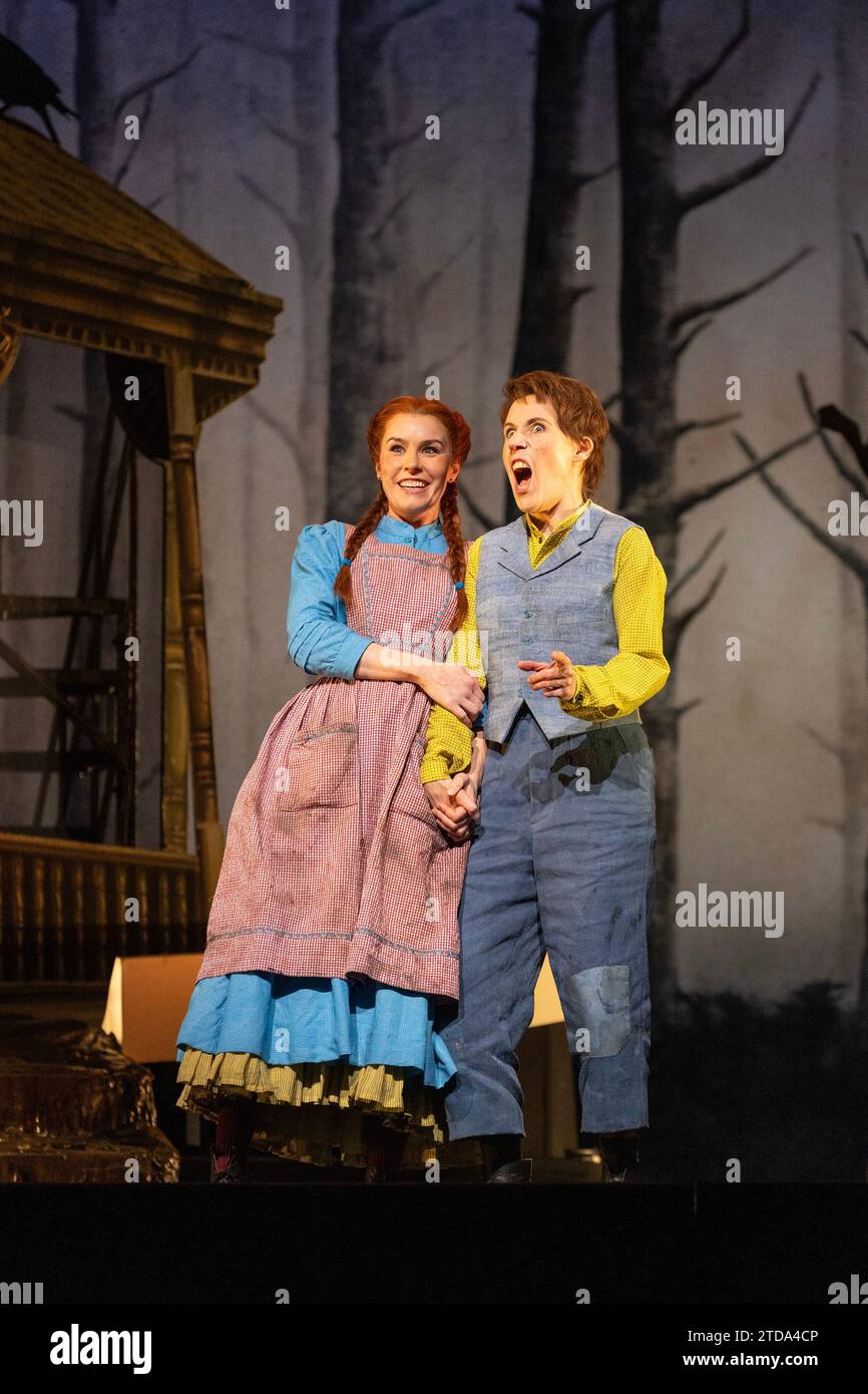 de gauche à droite : Anna Devin (Gretel), Anna Stephany (Hansel) dans ...